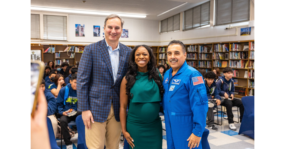 NASA Astronaut Dr. José M. Hernández Surprises 1,001 Students at the ...